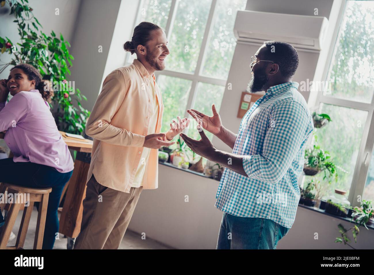 Photo of cheerful friendly businessman talking discussing problems ...