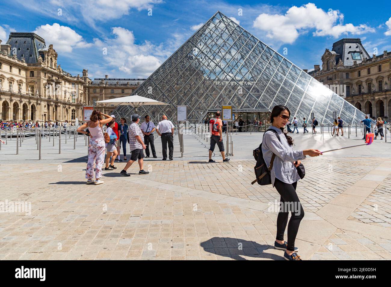 queue at ticket office to the Louvre museum Pyramid, amazing sunny day ...