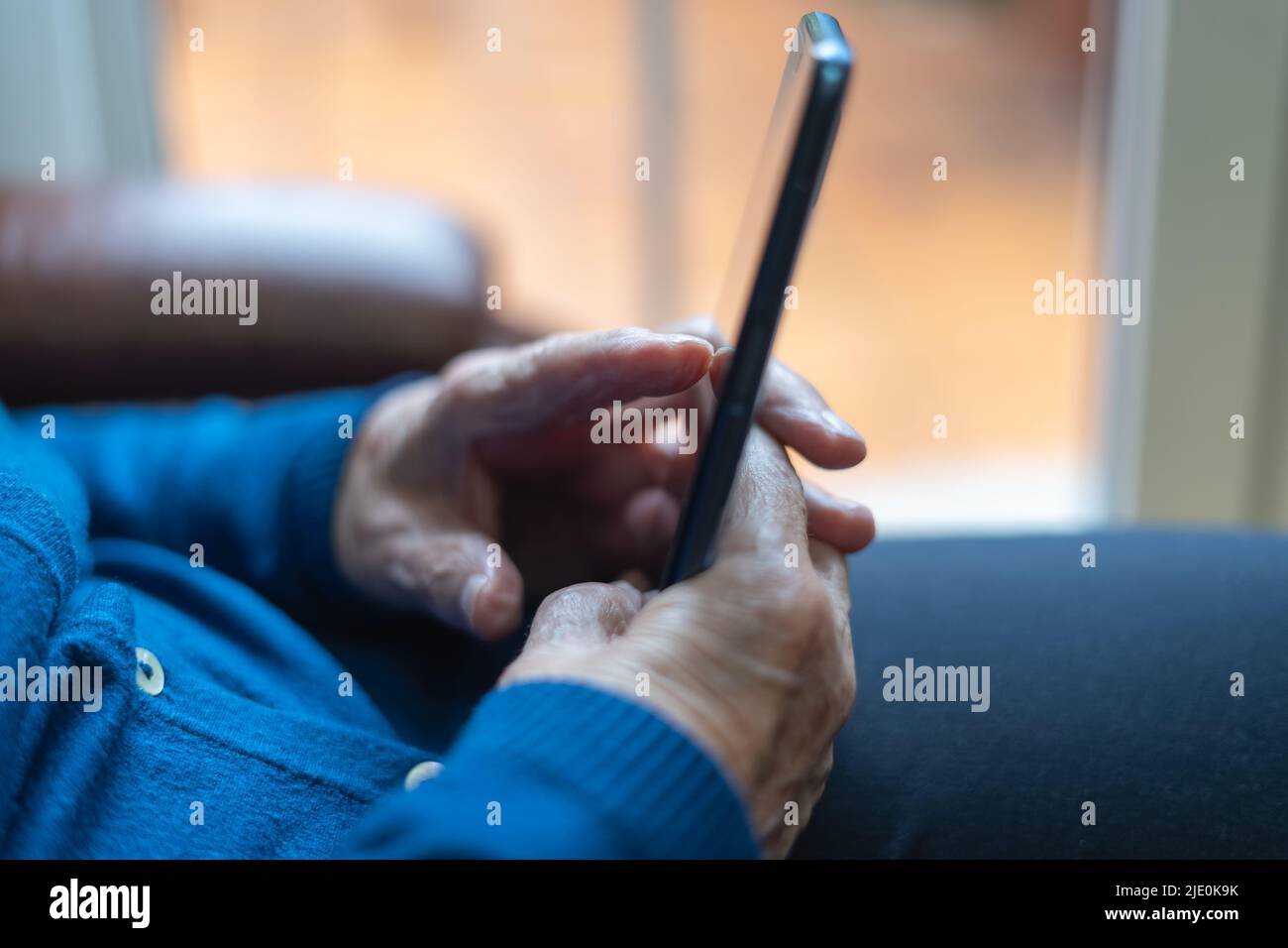 Woman holding hand phone hi-res stock photography and images - Alamy
