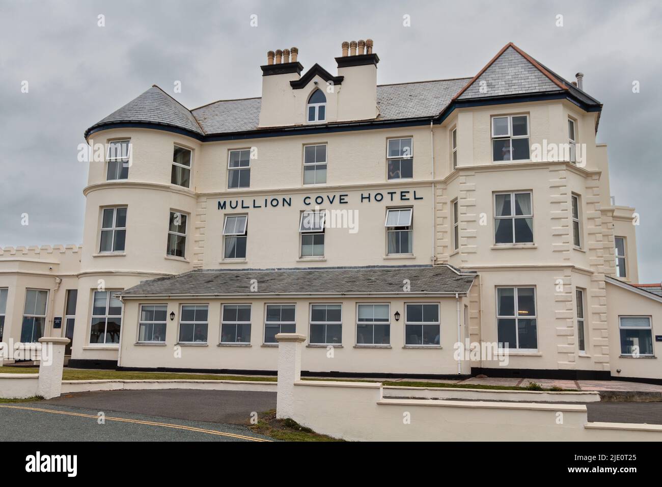 Mullion cove hotel cornwall hi-res stock photography and images - Alamy