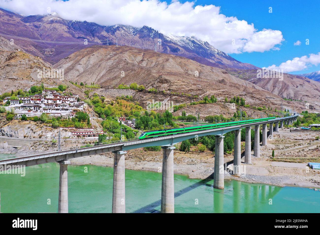 (220624) -- LHASA, June 24, 2022 (Xinhua) -- A Fuxing bullet train runs ...