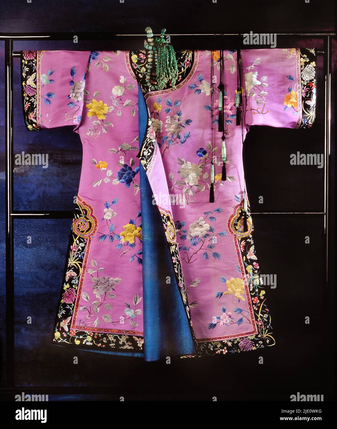 Chinese silk embroidery hi-res stock photography and images - Alamy