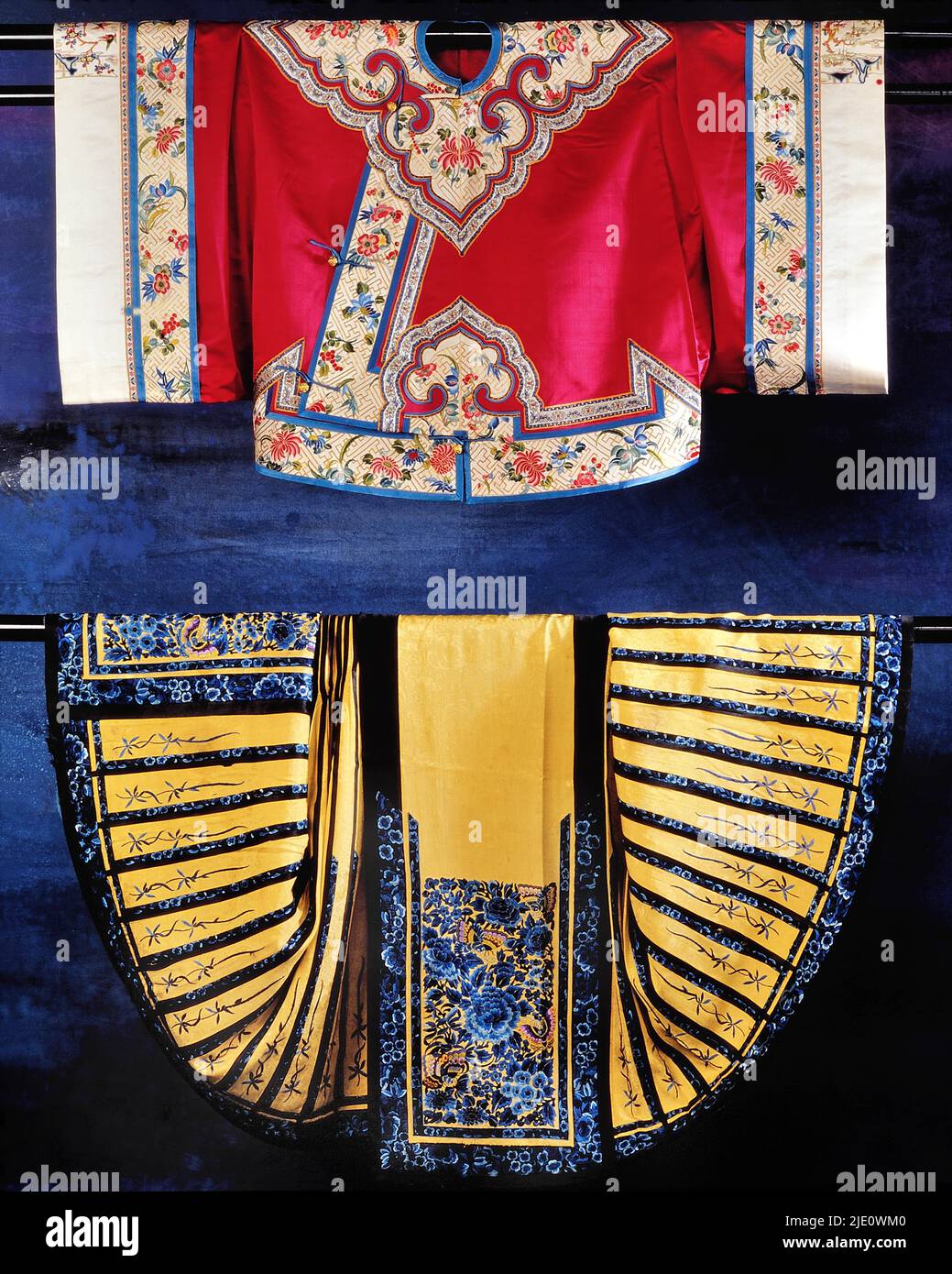 Ancient Chinese clothes, tunic and pleated skirt with embroidery, Qing ...