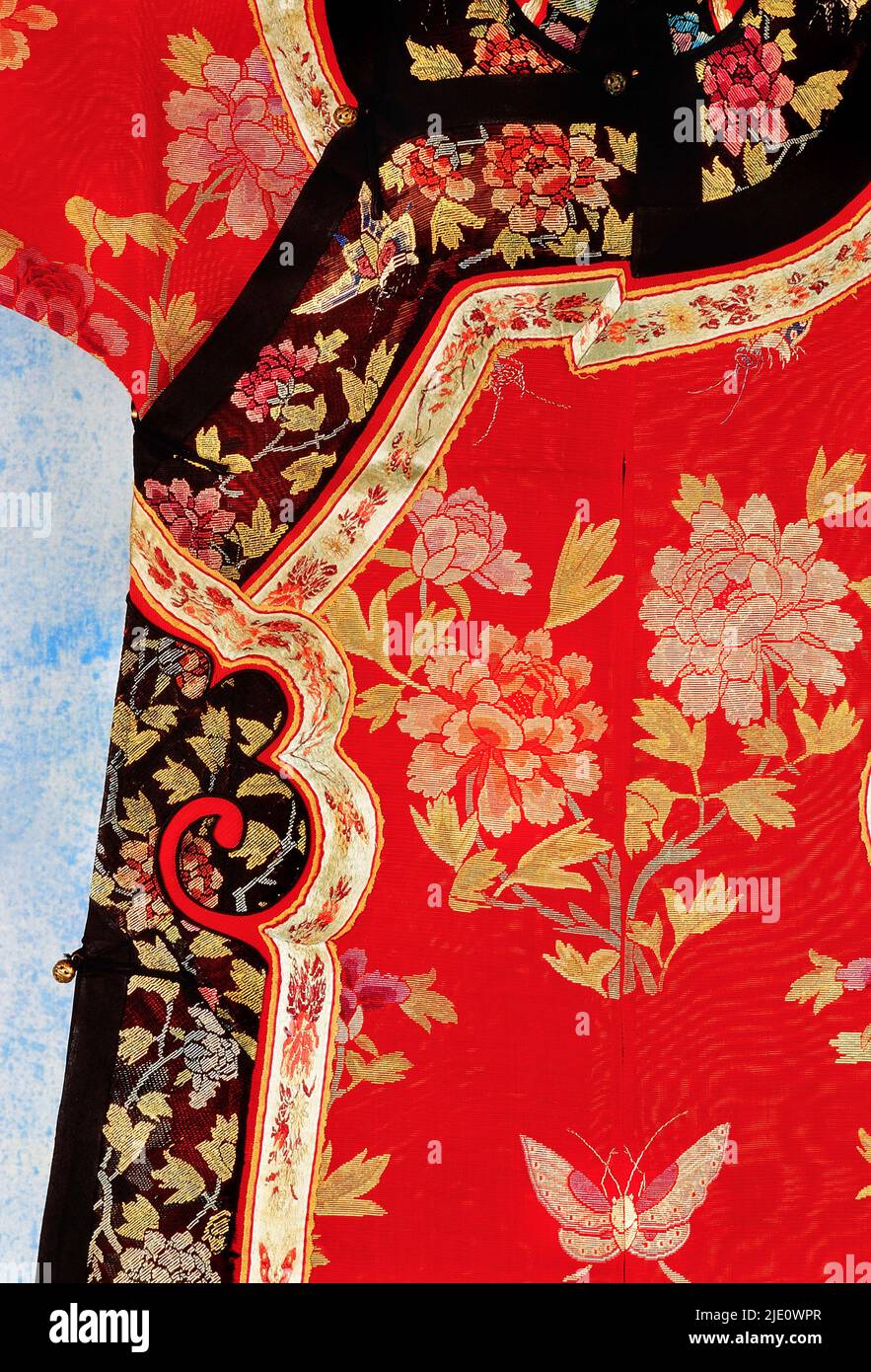 Ancient Chinese clothes, court dress, with large sleeves and embroidery ...