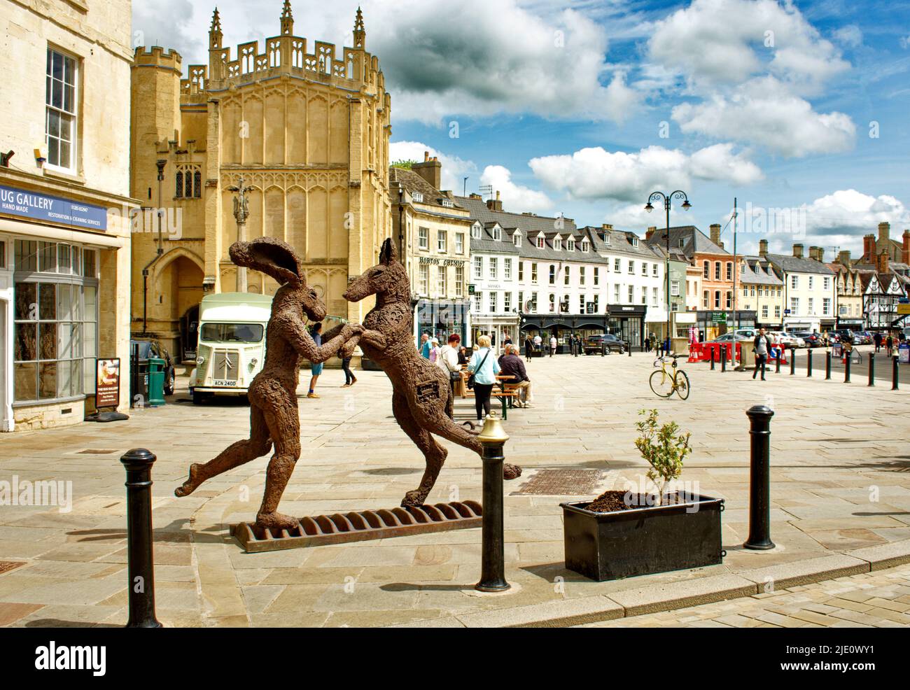 CIRENCESTER TOWN GLOUCESTERSHIRE ENGLAND MARKET PLACE WITH SCULPTURE ...