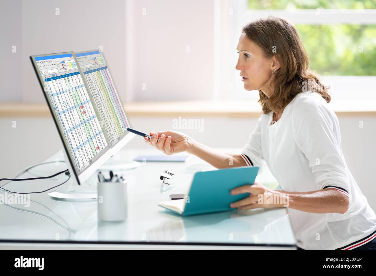 Analyst analyze hi-res stock photography and images - Alamy