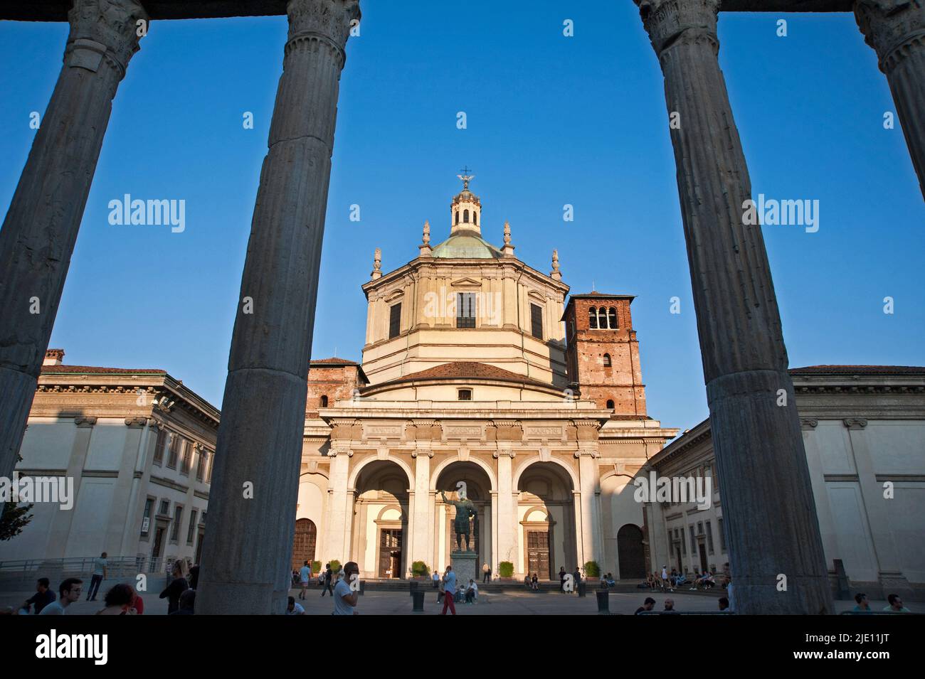 Milan Basilica di San Lorenzo Maggiore and Columns of San Lorenzo Stock ...