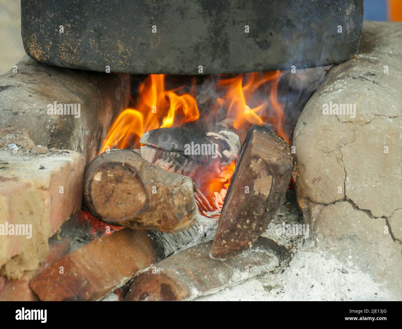 Traditional cooking stove. Traditional Indian earthen cooking stove ...