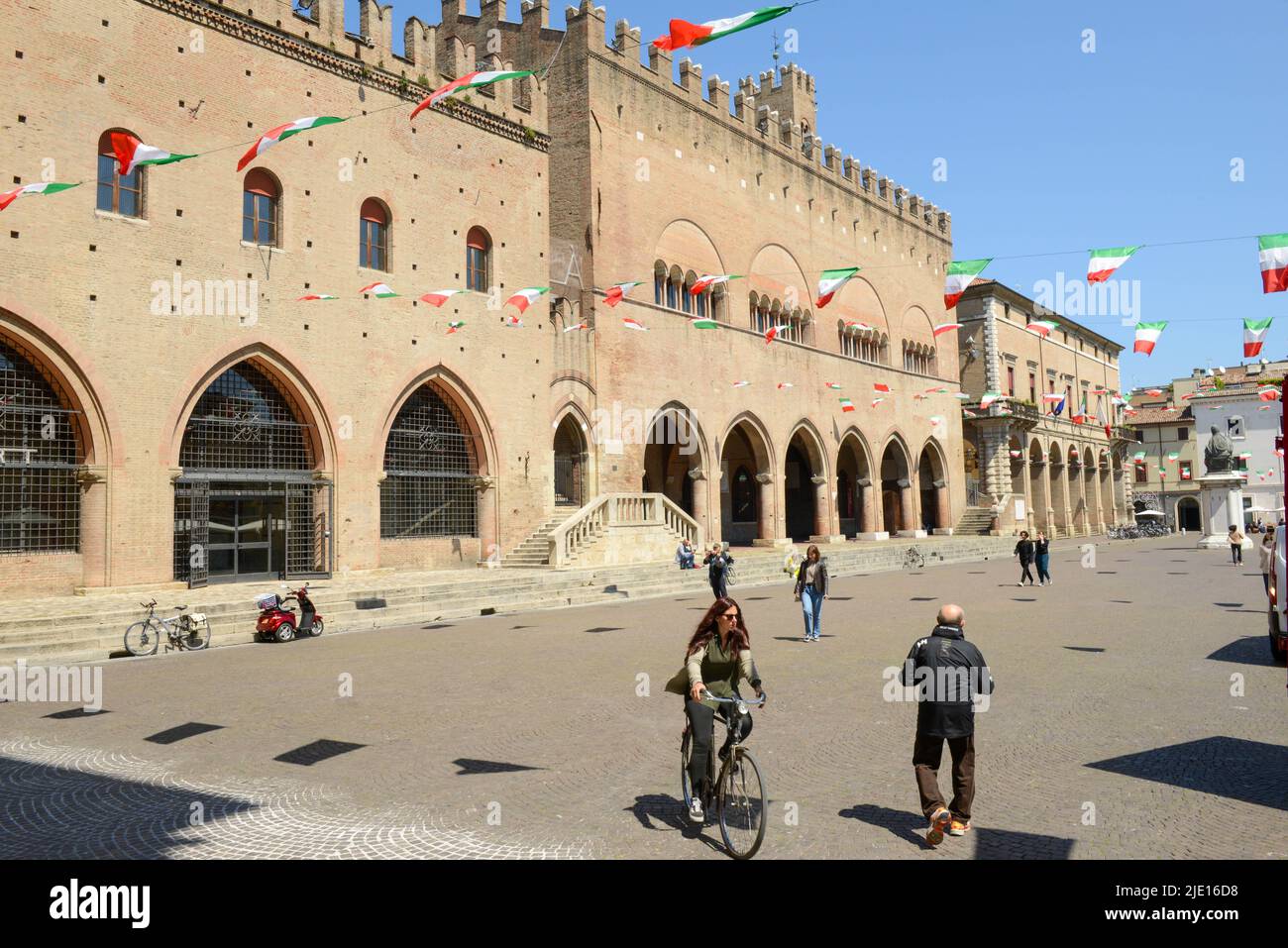 Monument cavour on square hi-res stock photography and images - Alamy
