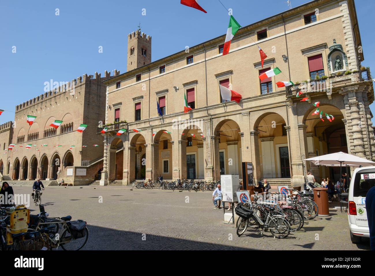 Monument cavour on square hi-res stock photography and images - Alamy