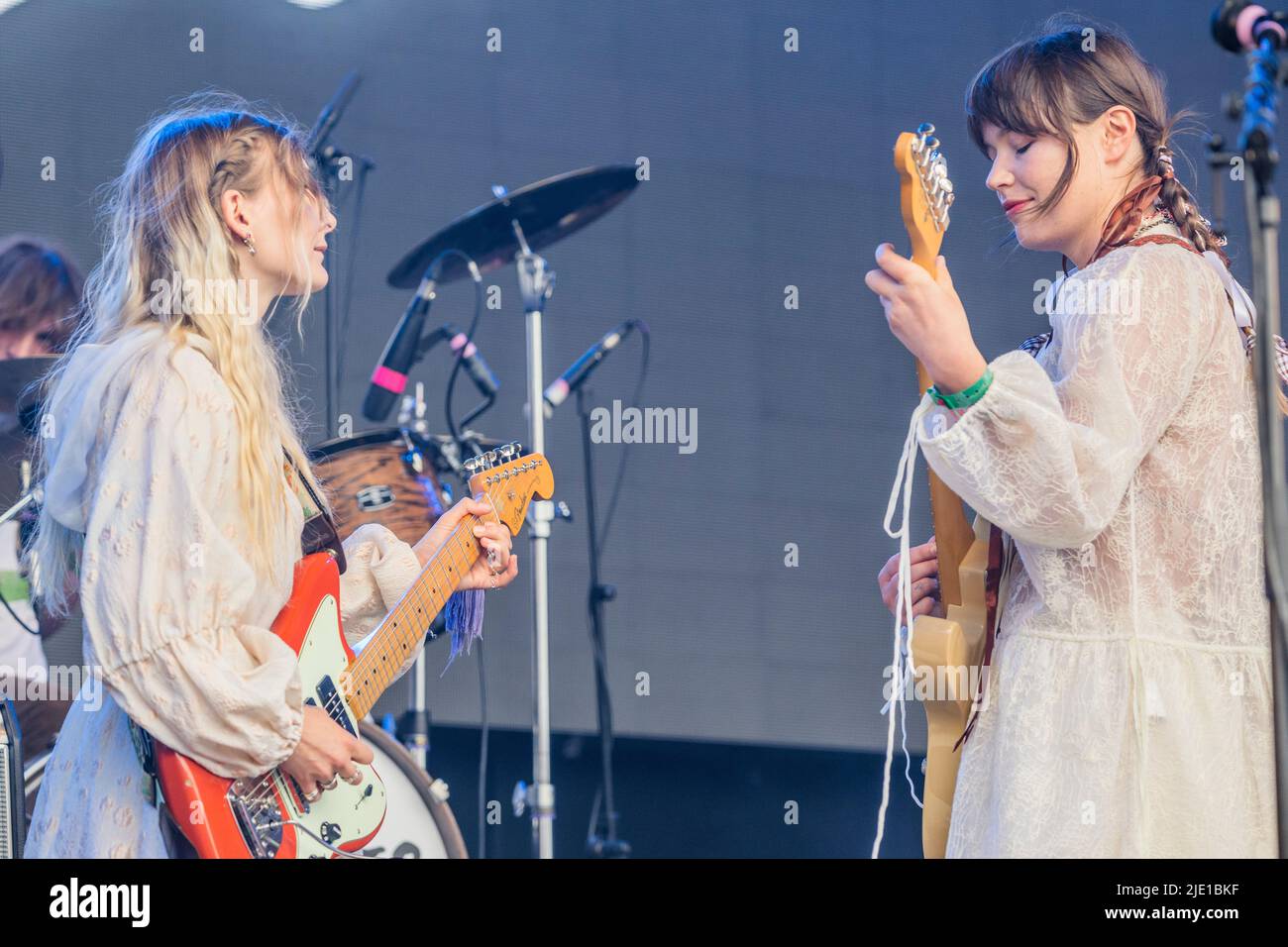 Glastonbury, UK. 24th June, 2022. Wet Leg play the Park Stage to a huge ...
