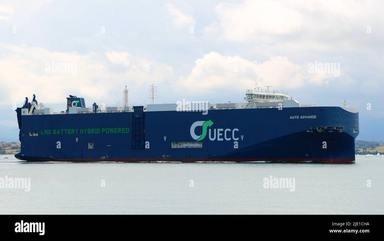 World's first LNG battery hybrid powered new car carrying ship the Auto ...