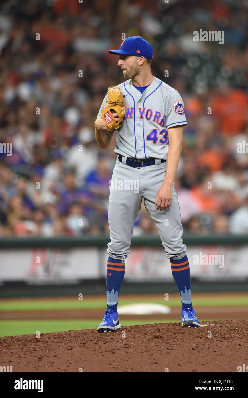 New York Mets relief pitcher Chasen Shreve (43) contemplates what pitch ...