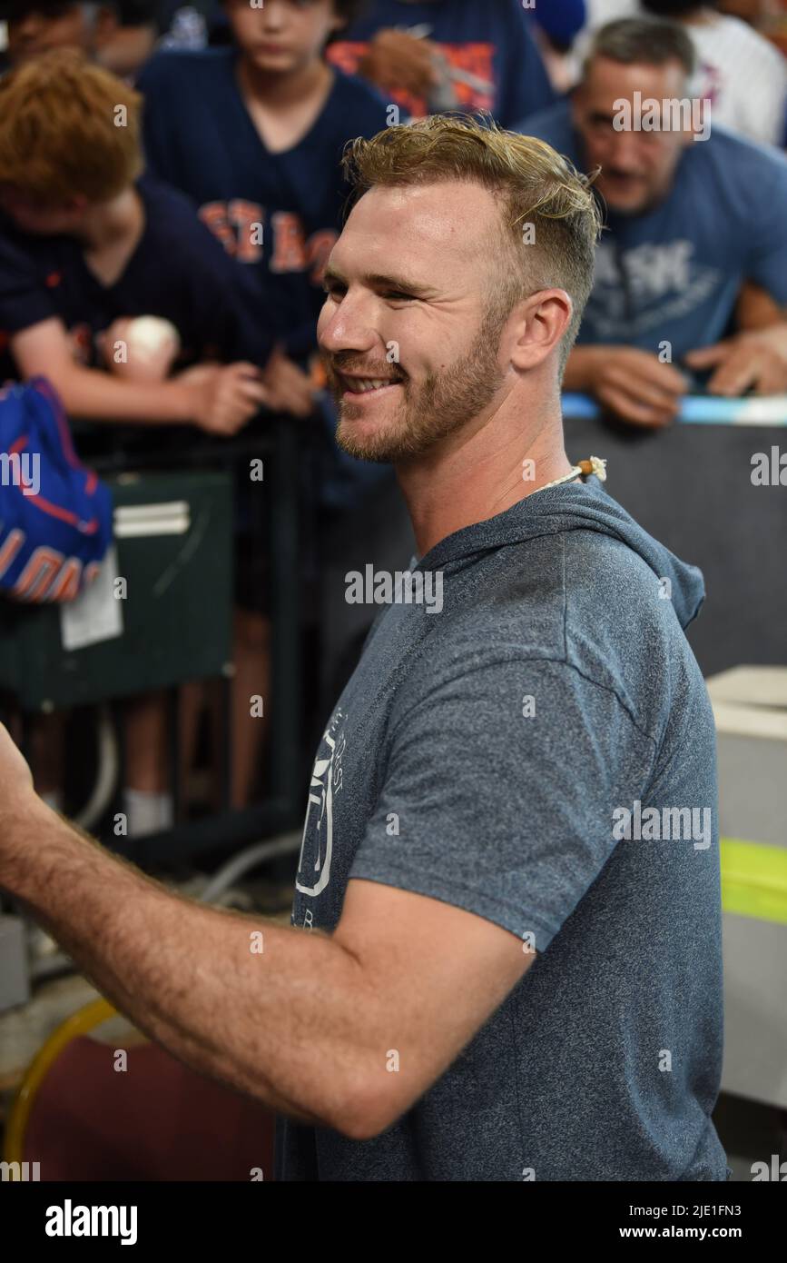 New York Mets designated hitter Pete Alonso (20) signs for fans at the ...