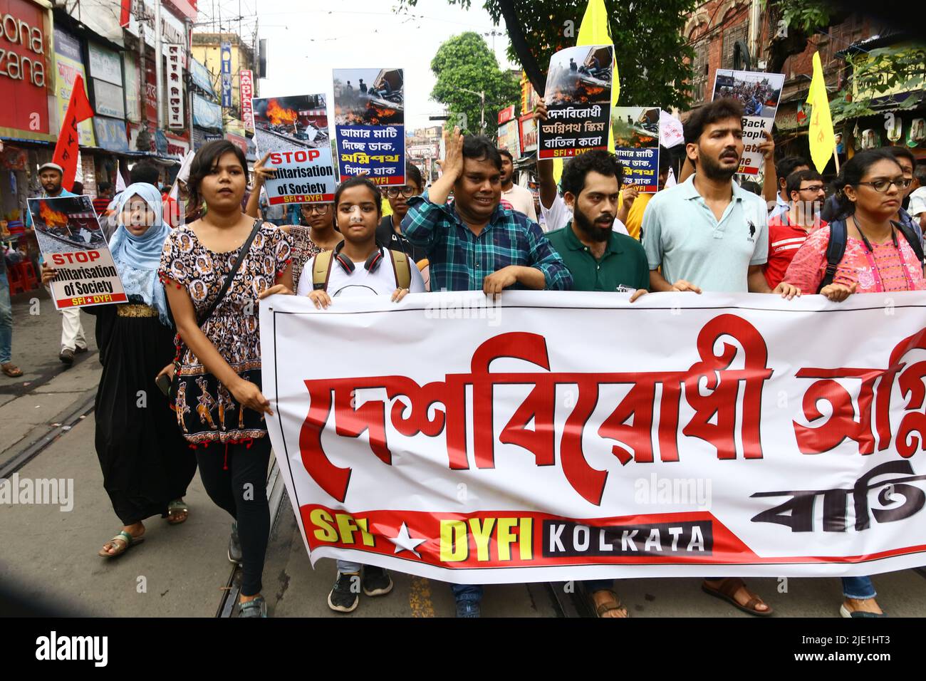 Kolkata, India. 24th June, 2022. Activists of the DYFI and SFI hold ...
