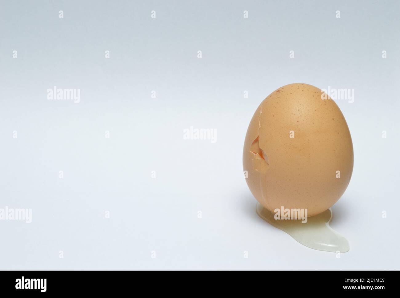 Brown egg crack image hi-res stock photography and images - Alamy