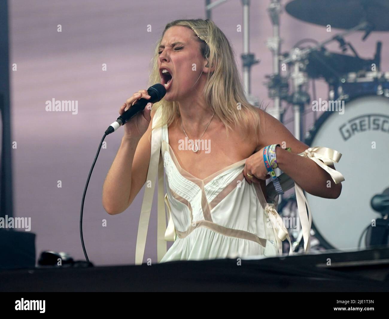 Ellie Rowsell of Wolf Alice performing on the Pyramid Stage during the ...
