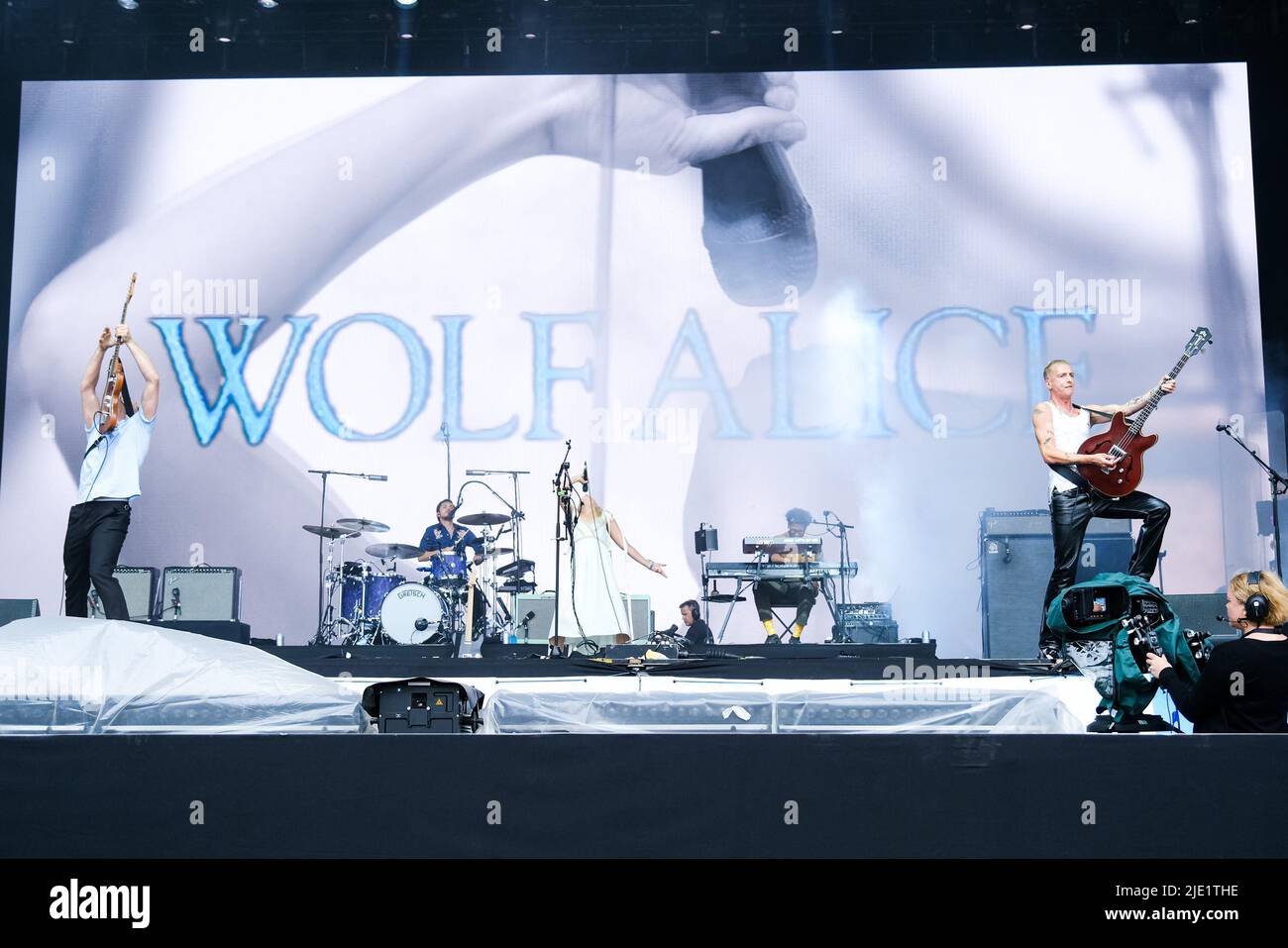 Wolf alice 2022 glastonbury hi-res stock photography and images - Alamy