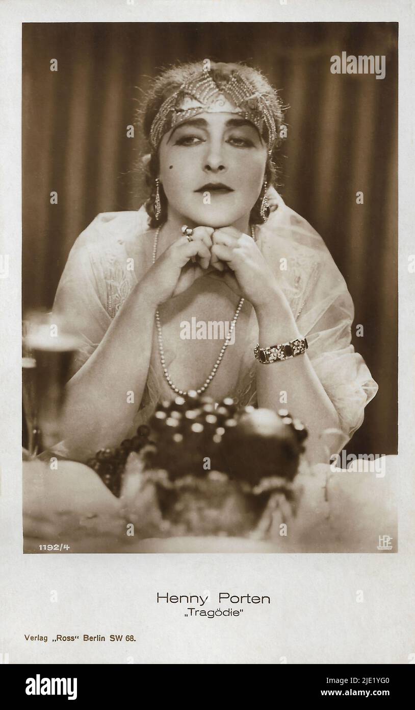 Portrait of Henny Porten in Tragödie (1925) - German weimar era cinema (1918 - 1935 Stock Photo ...