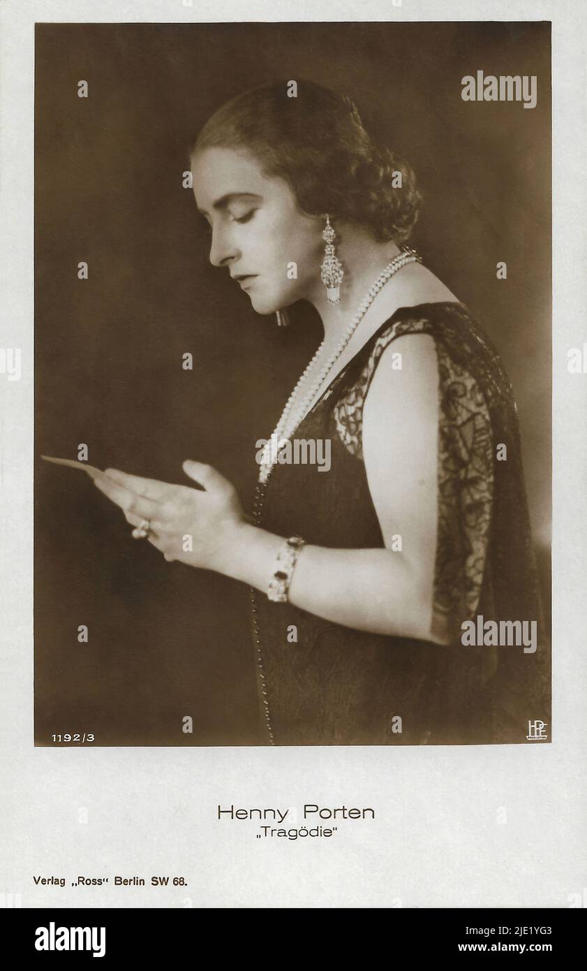 Portrait of Henny Porten in Tragödie (1925) 004 - German weimar era cinema (1918 - 1935 Stock ...