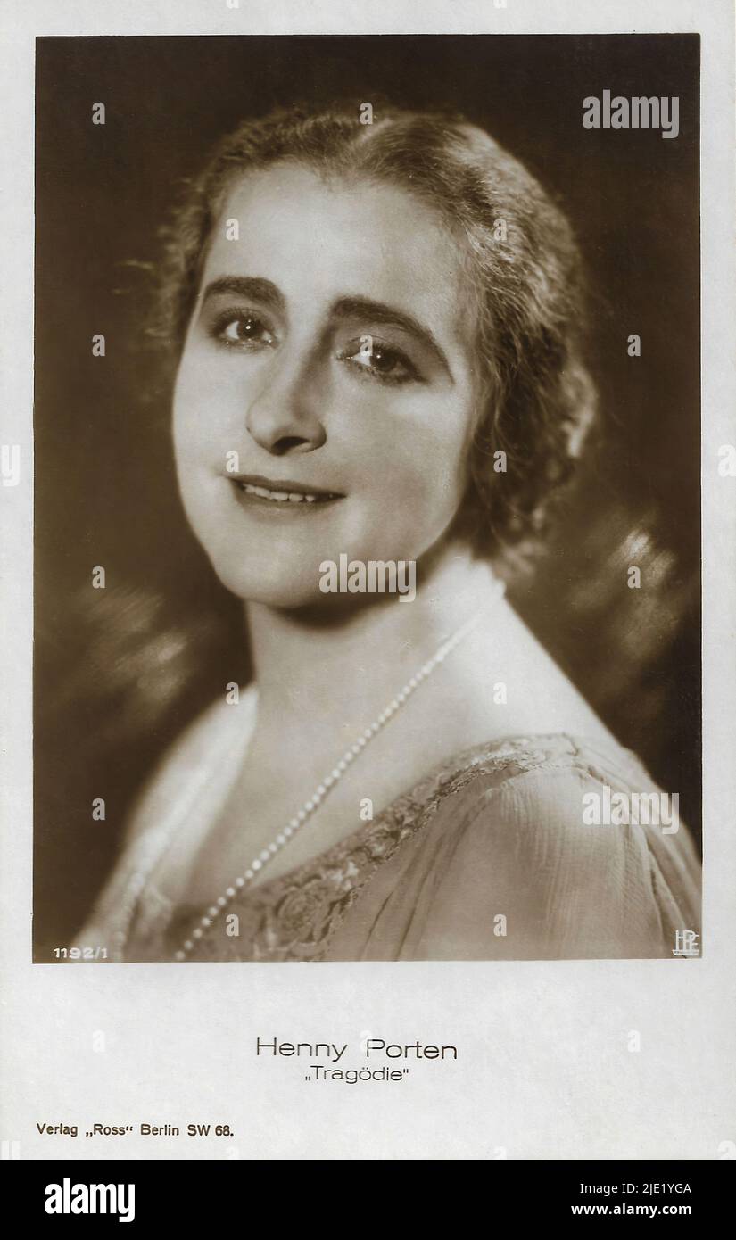 Portrait of Henny Porten in Tragödie (1925) 007 - German weimar era cinema (1918 - 1935 Stock ...