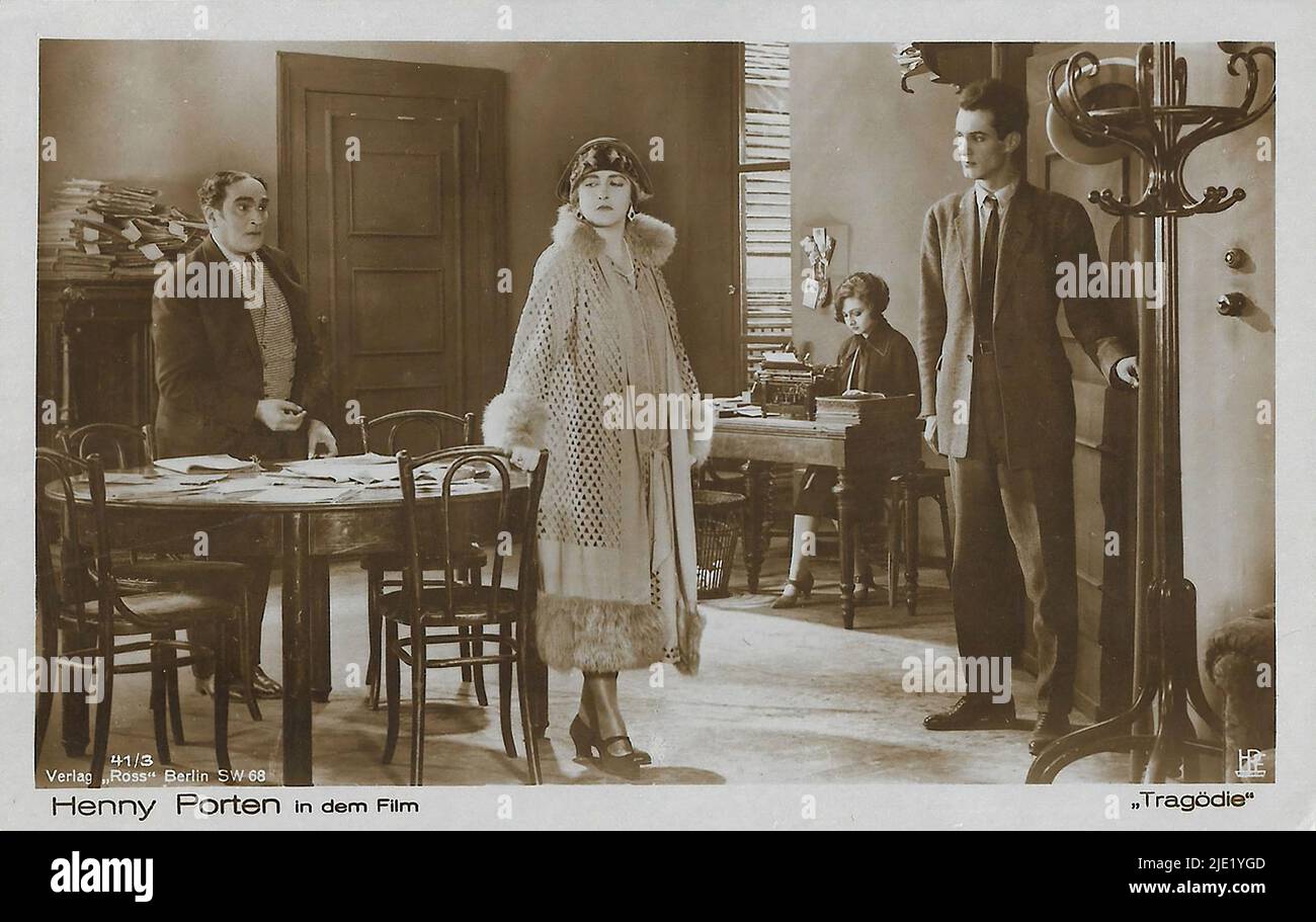 Portrait of Henny Porten in Tragödie (1925) 008 - German weimar era cinema (1918 - 1935 Stock ...