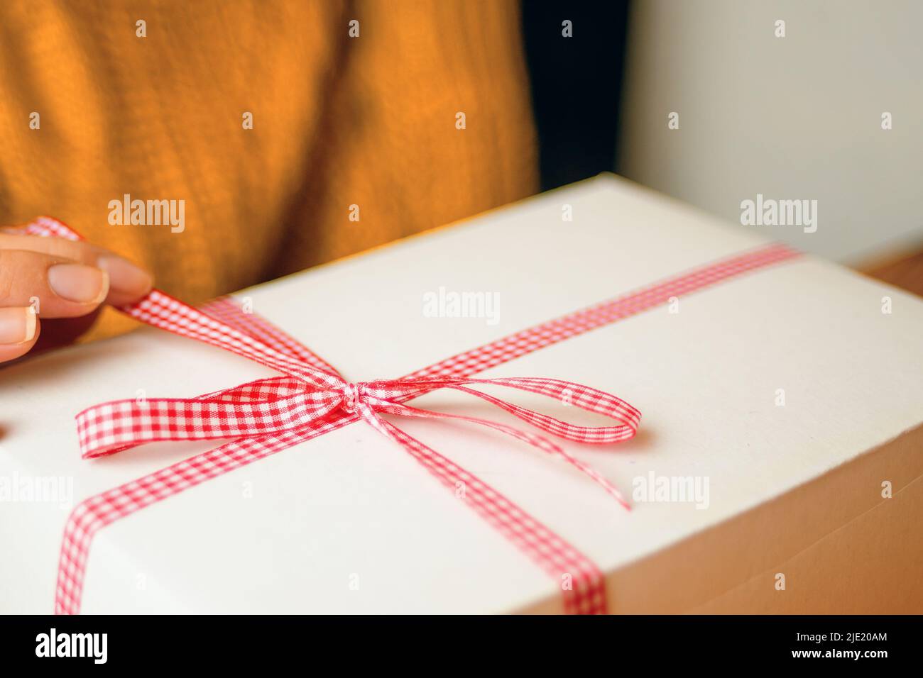 Womens fingers hi-res stock photography and images - Alamy