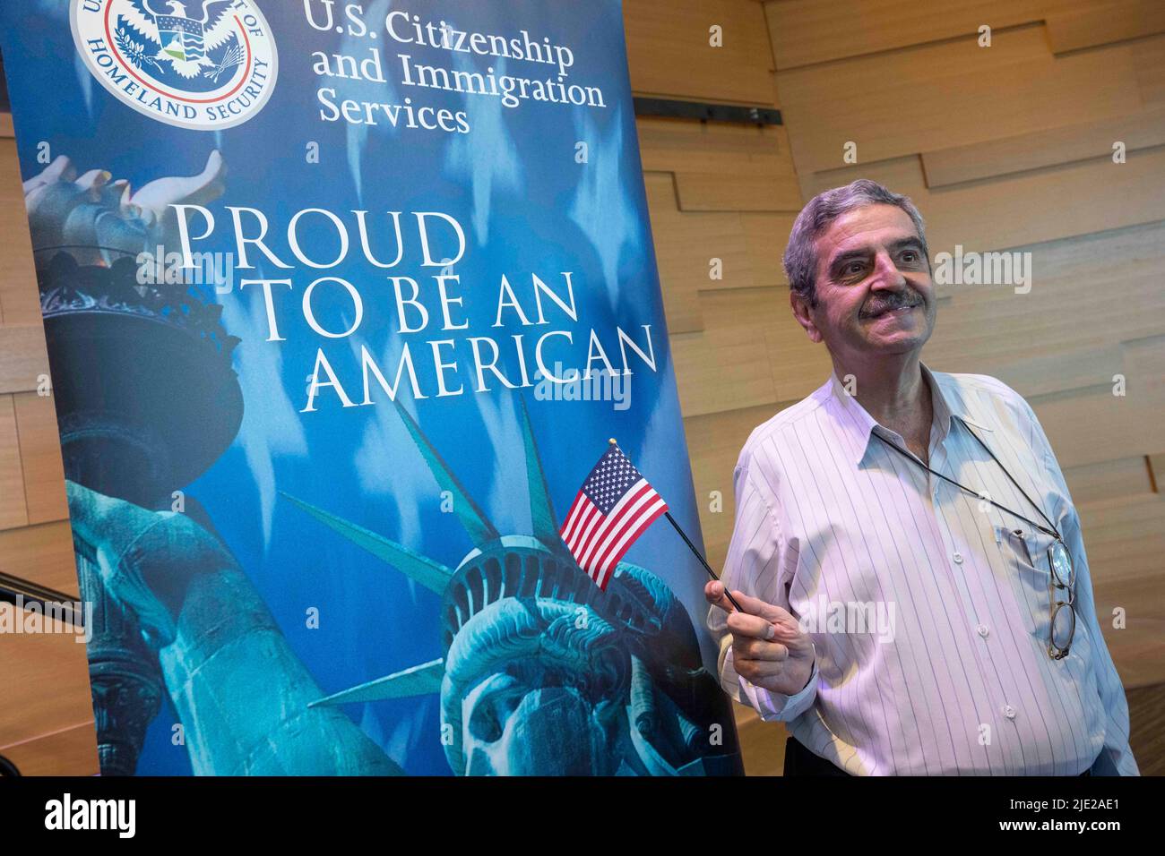 U s citizenship and immigration service hi-res stock photography and ...