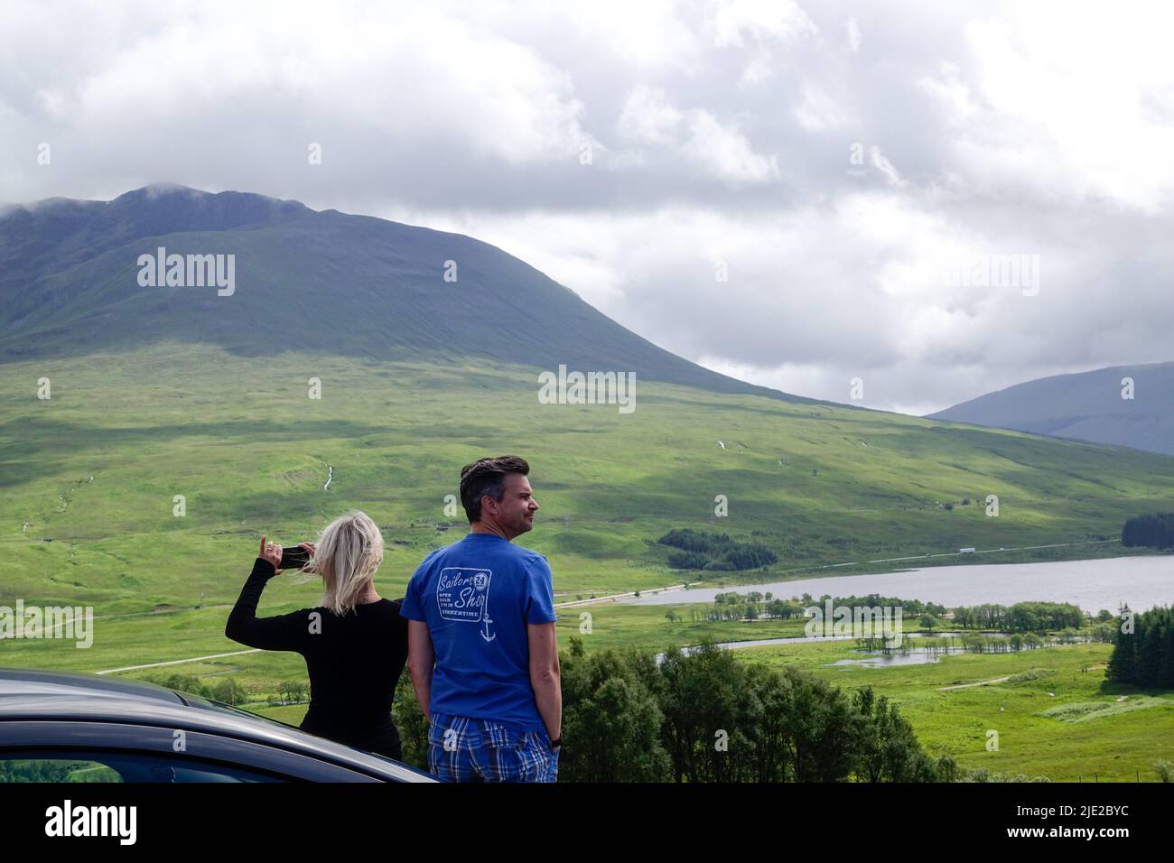 Loch scotland couple hi-res stock photography and images - Alamy