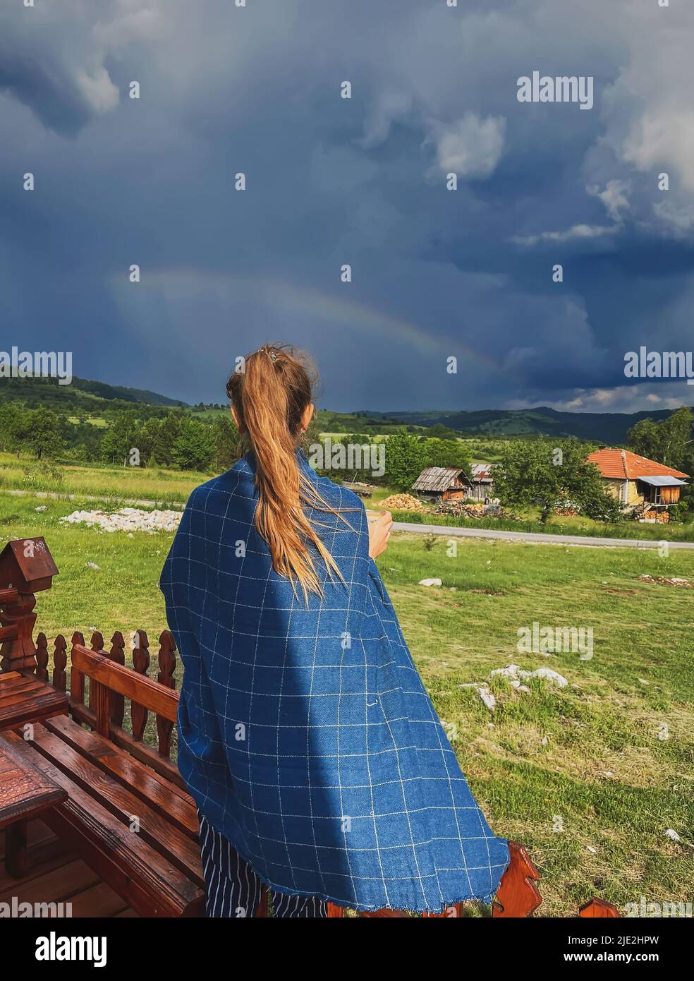 Woman countryside looking back hi-res stock photography and images - Alamy