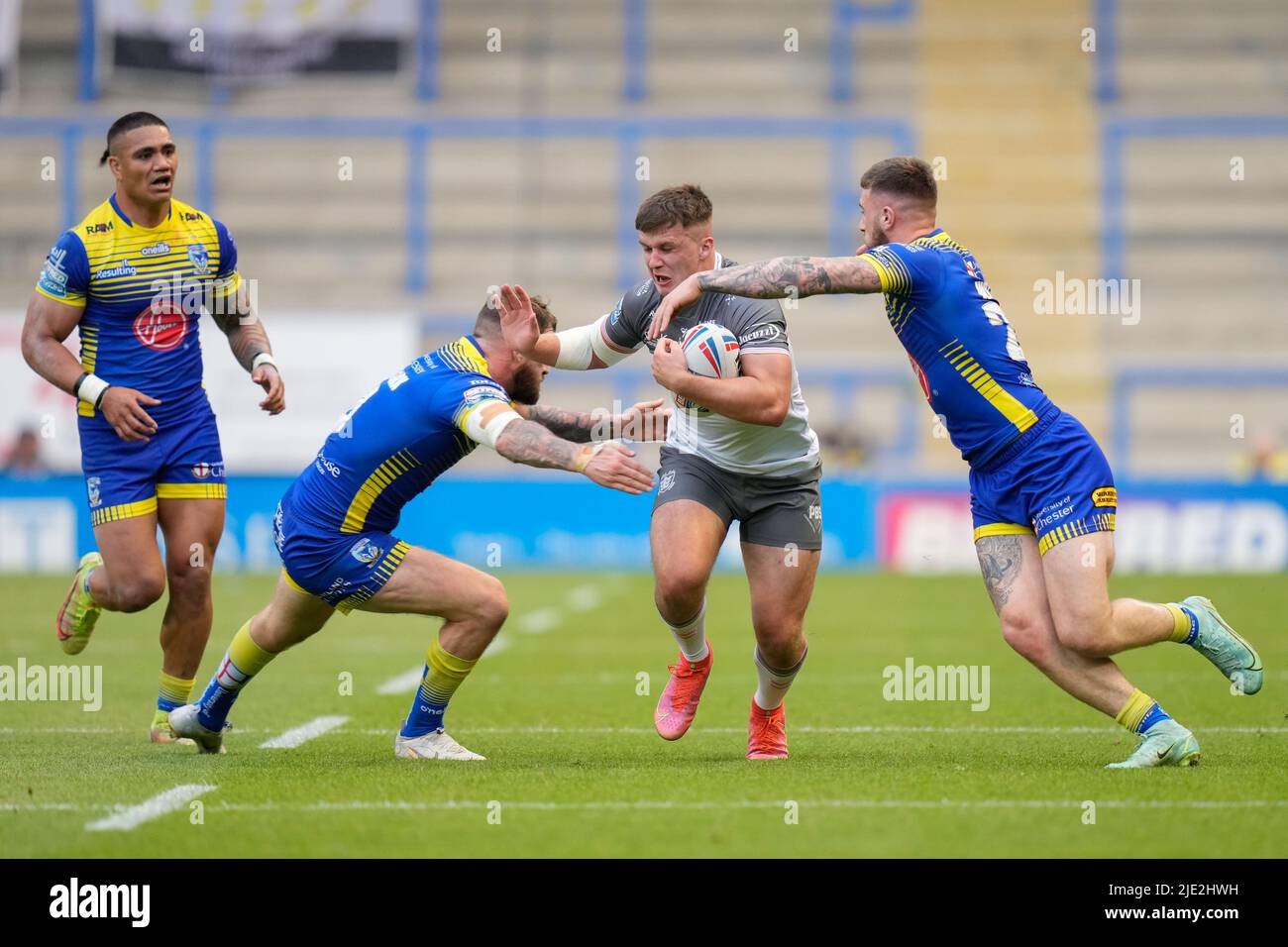 Connor Wynne #23 of Hull FC breaks between Daryl Clark #9 and Connor ...