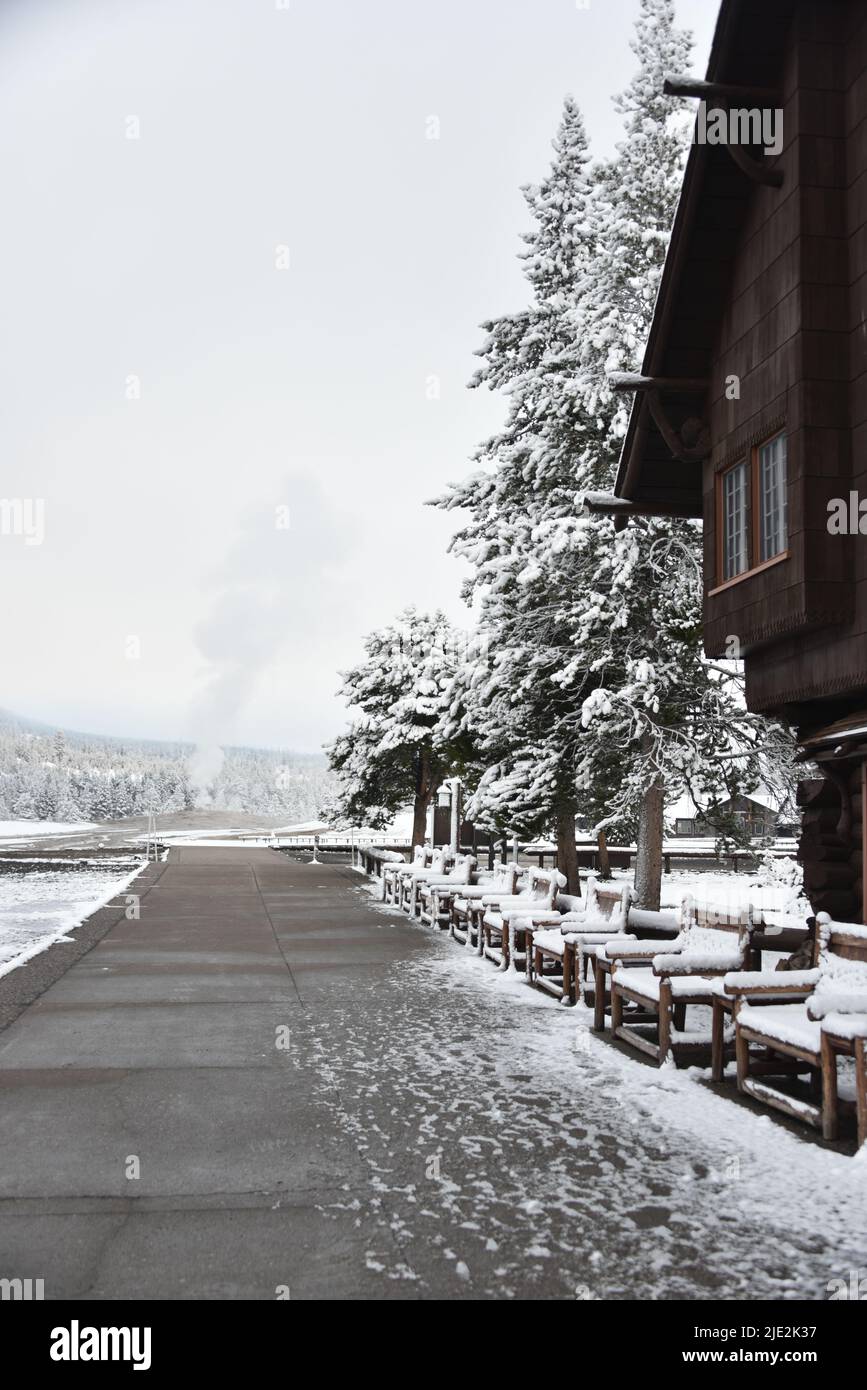 Old faithful inn mantle of snow hi-res stock photography and images - Alamy