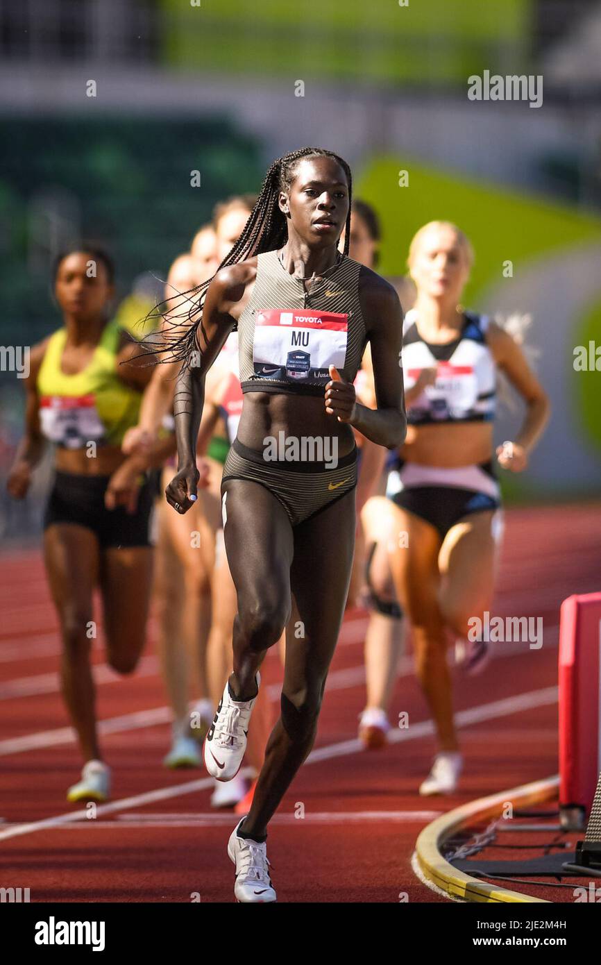 Athing Mu leads the pack in the first heat of the first round of the ...