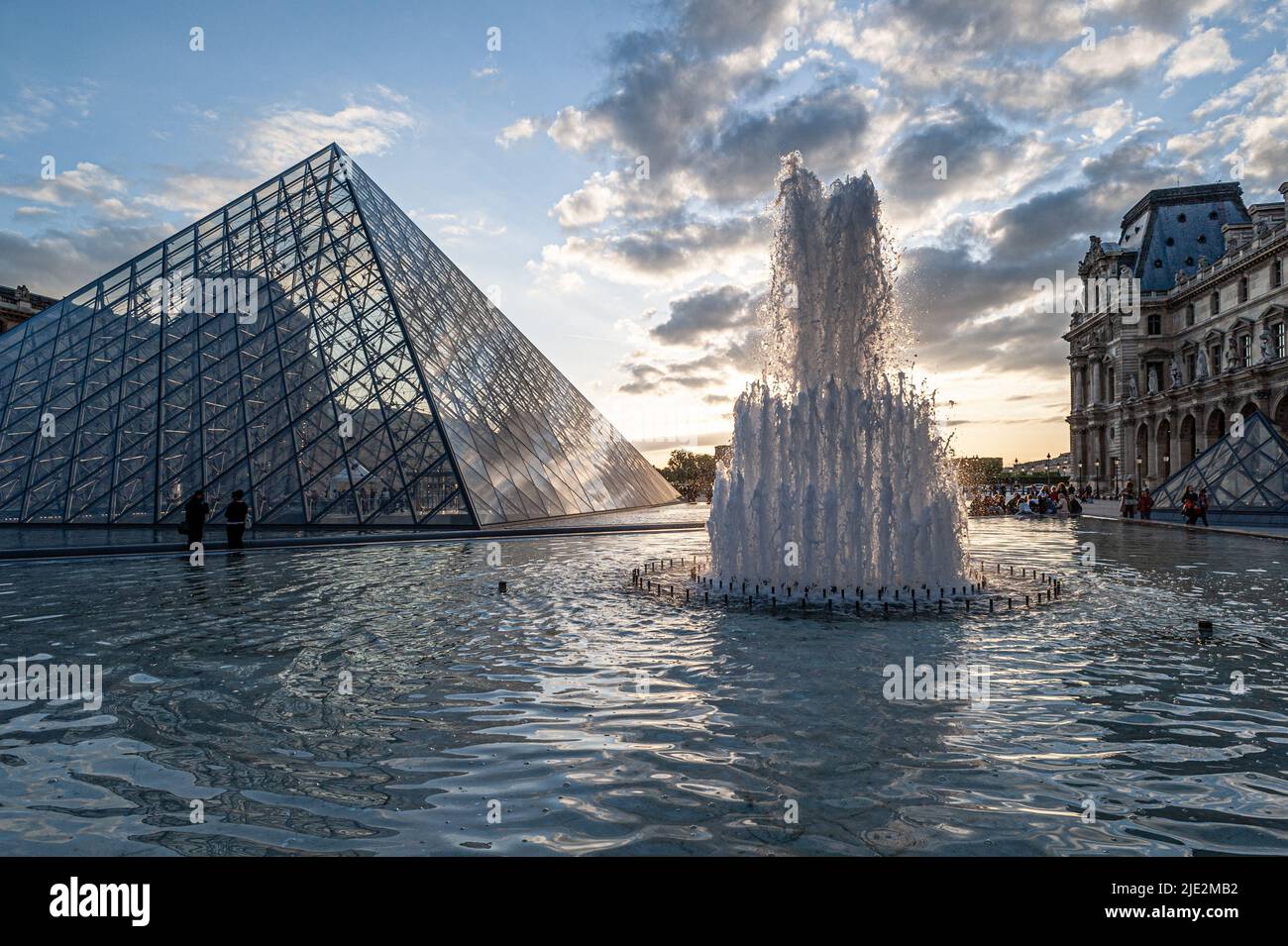 Fountain pool pyramid hi-res stock photography and images - Alamy