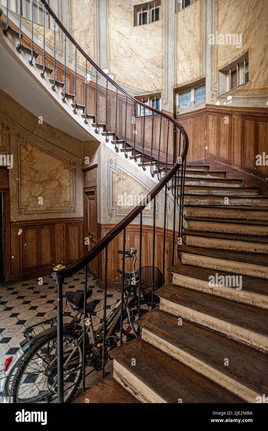 Traditional apartment staircase. Paris, France. 05/2009 Stock Photo - Alamy