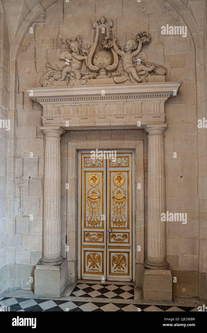 Versailles entrance hi-res stock photography and images - Alamy