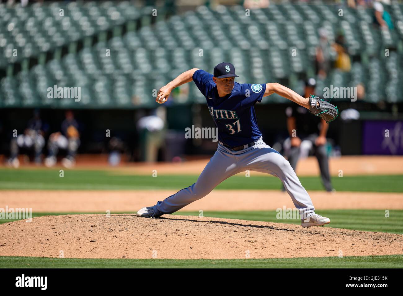 Seattle Mariners Pitcher Paul Sewald (37) throws a pitch during an MLB ...