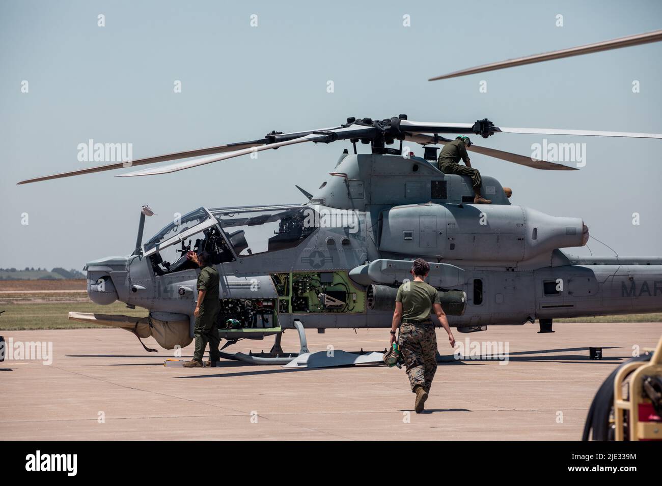 U.S. Marines with Marine Light Attack Helicopter Squadron (HMLA) 773 ...