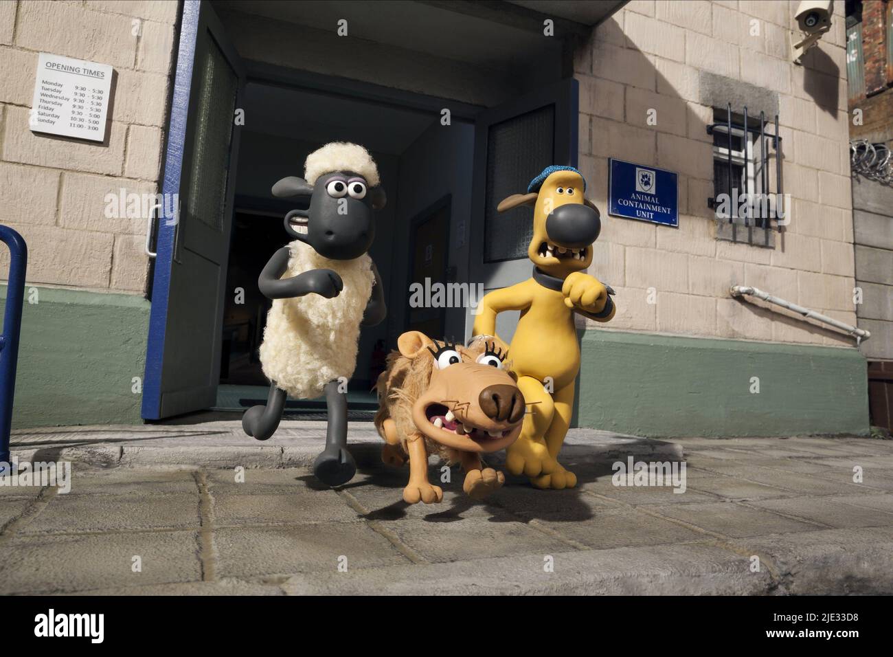 SHAUN, SLIP, BITZER, SHAUN THE SHEEP MOVIE, 2015 Stock Photo - Alamy