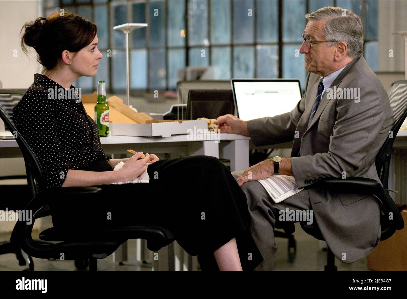 ANNE HATHAWAY, ROBERT DE NIRO, THE INTERN, 2015 Stock Photo - Alamy