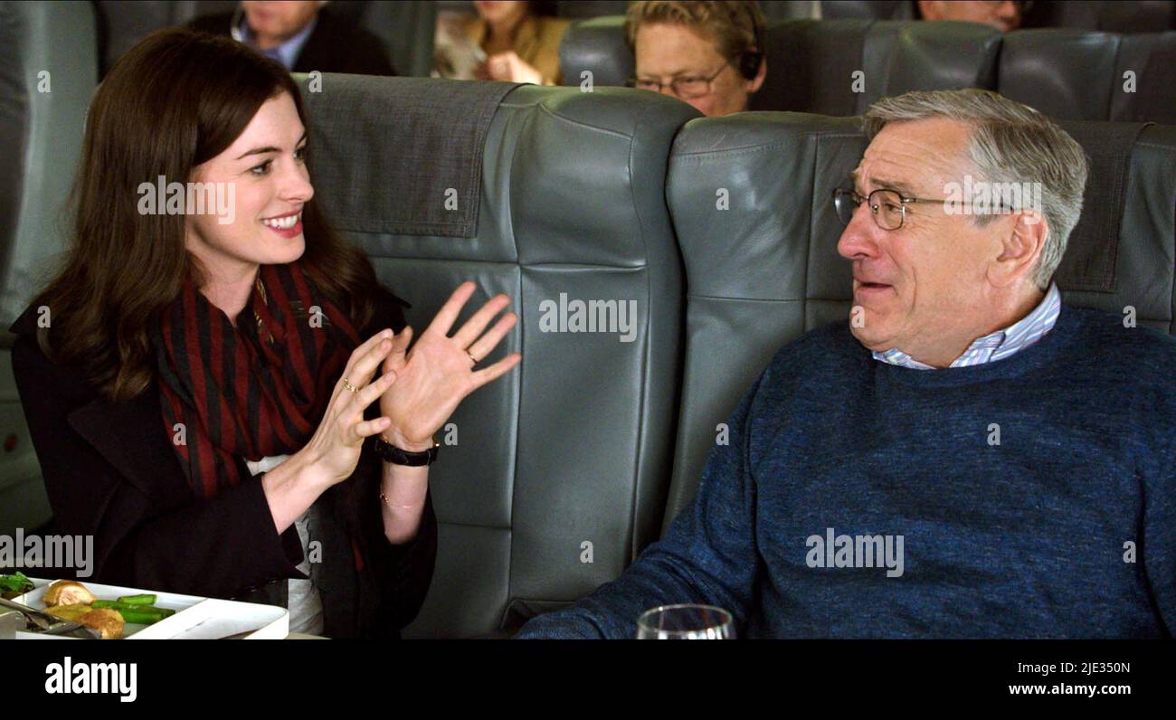 ANNE HATHAWAY, ROBERT DE NIRO, THE INTERN, 2015 Stock Photo - Alamy