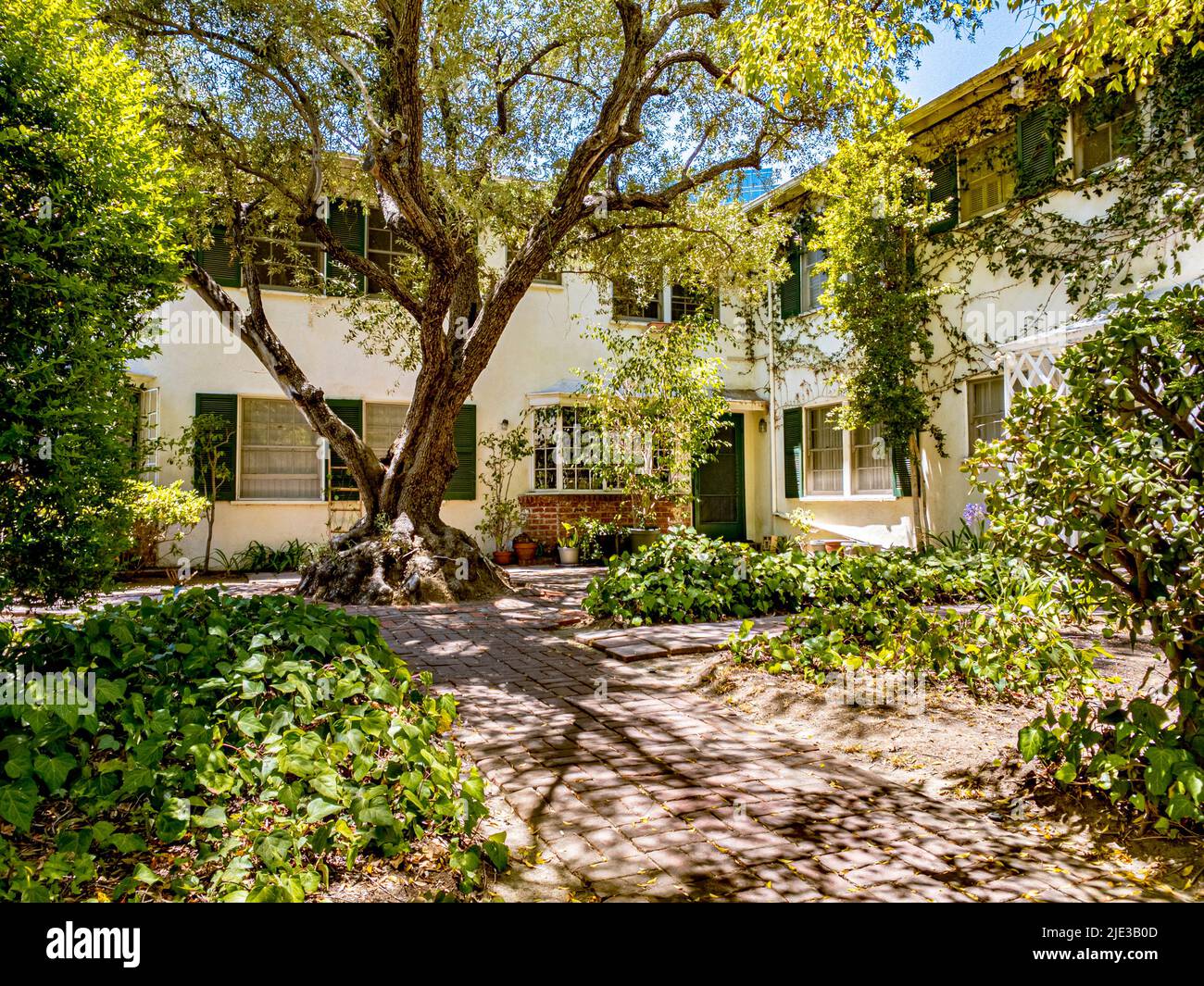 Beautiful apartment complex california hi-res stock photography and ...