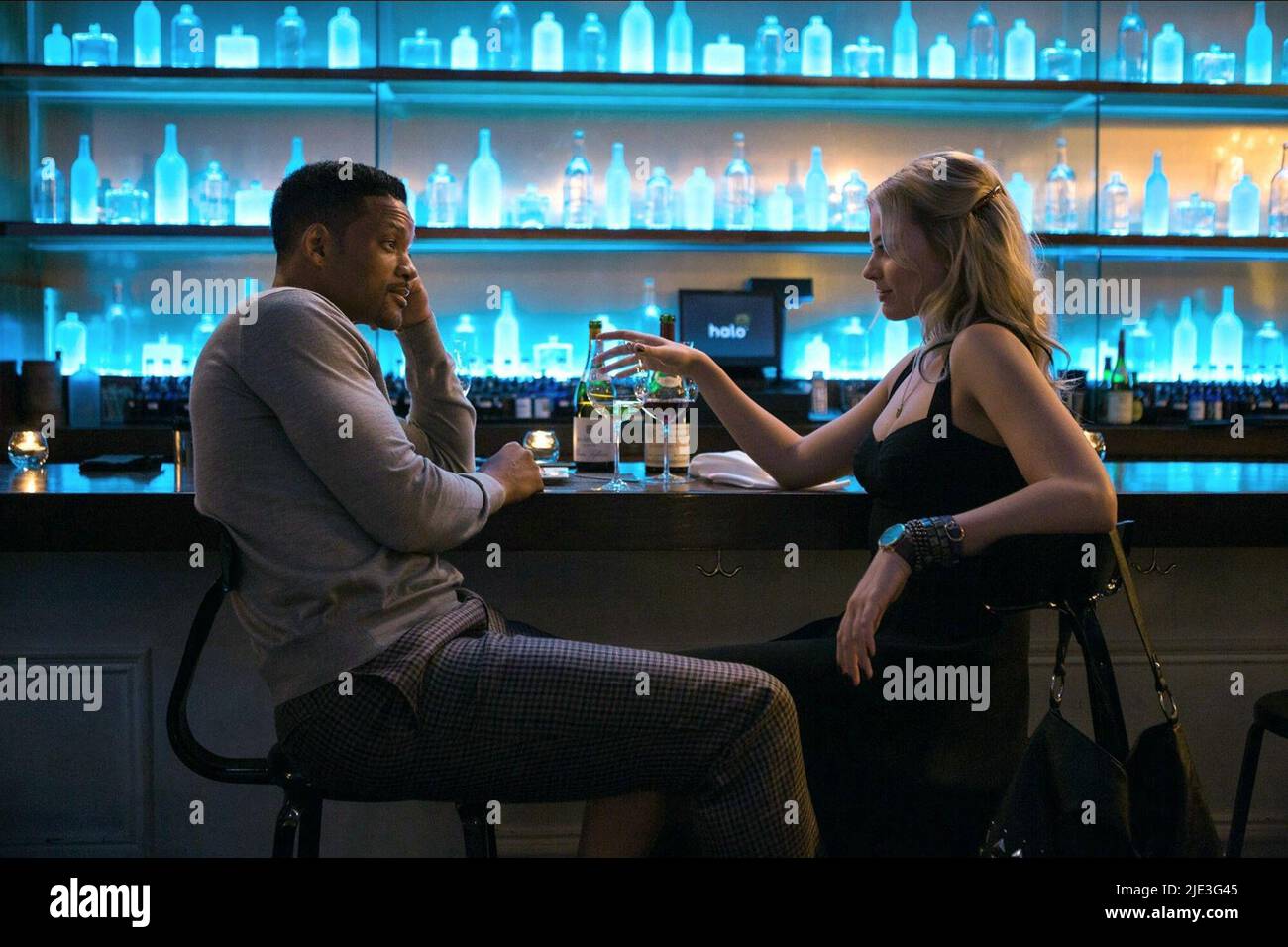 Margot robbie focus film still hi-res stock photography and images - Alamy