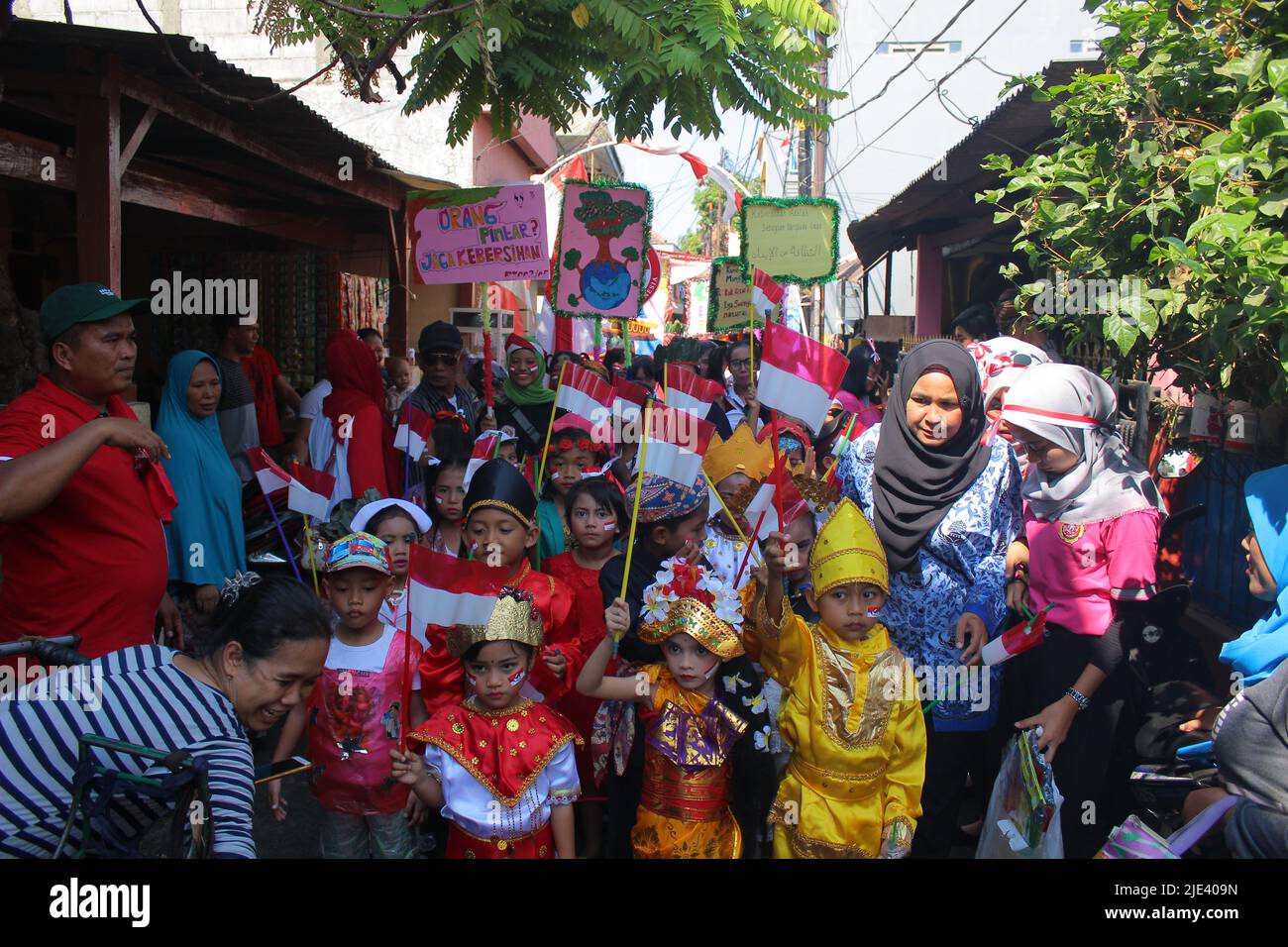 Flag of indonesia child hi-res stock photography and images - Alamy