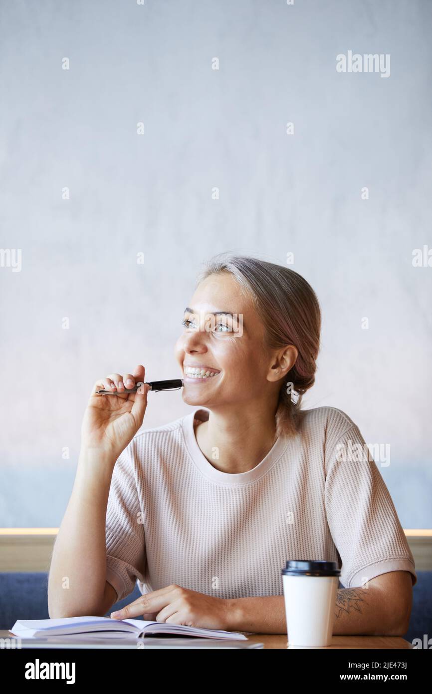 Sitting smiling holding confidence journalist hi-res stock photography ...