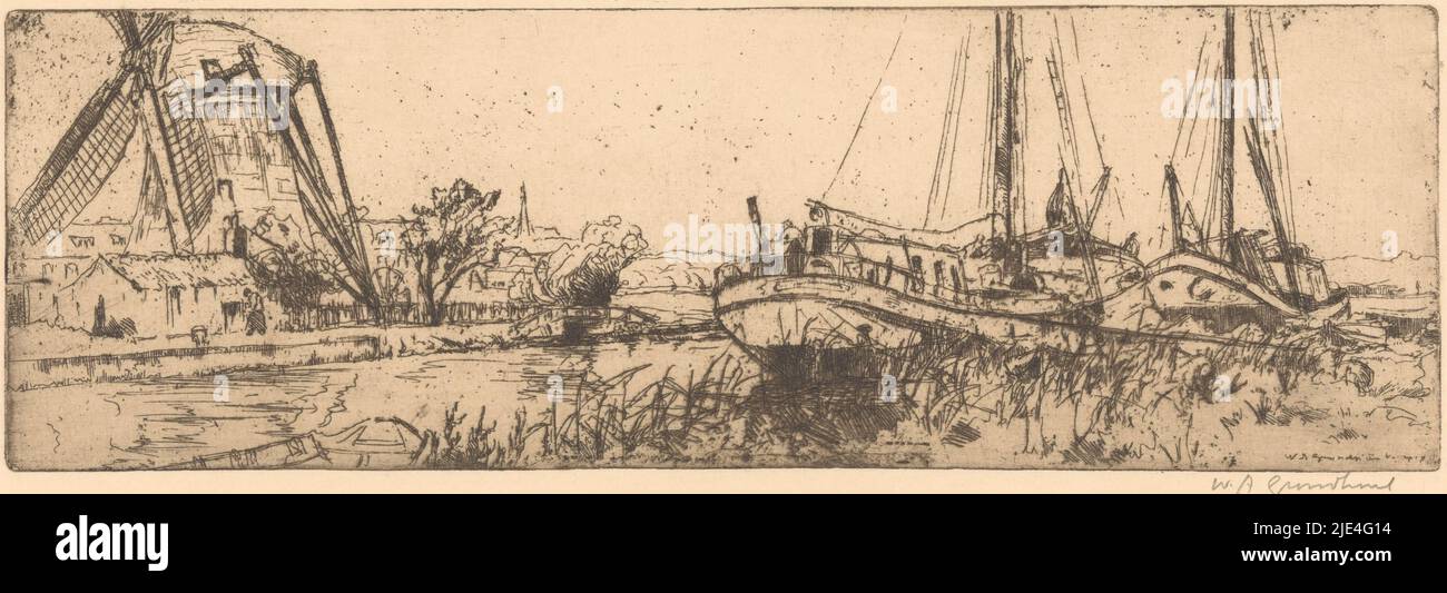 Right two moored ships hi-res stock photography and images - Alamy