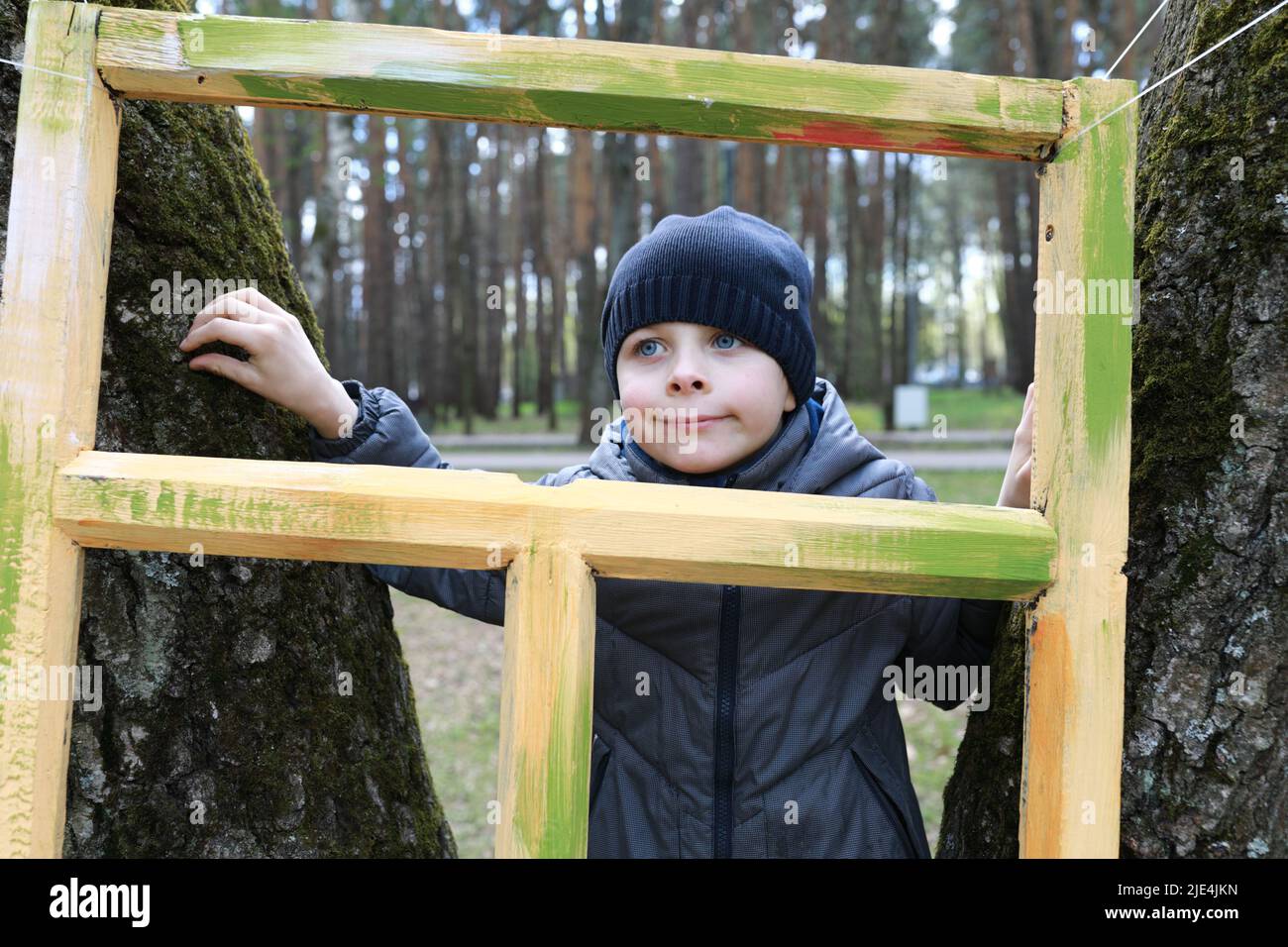 Boy looking through frame hi-res stock photography and images - Alamy