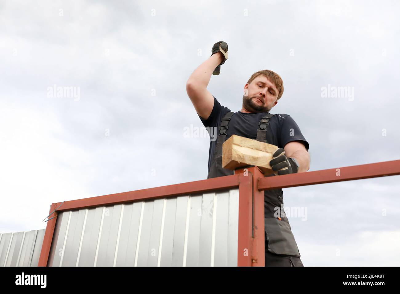 Fence post installation hi-res stock photography and images - Alamy