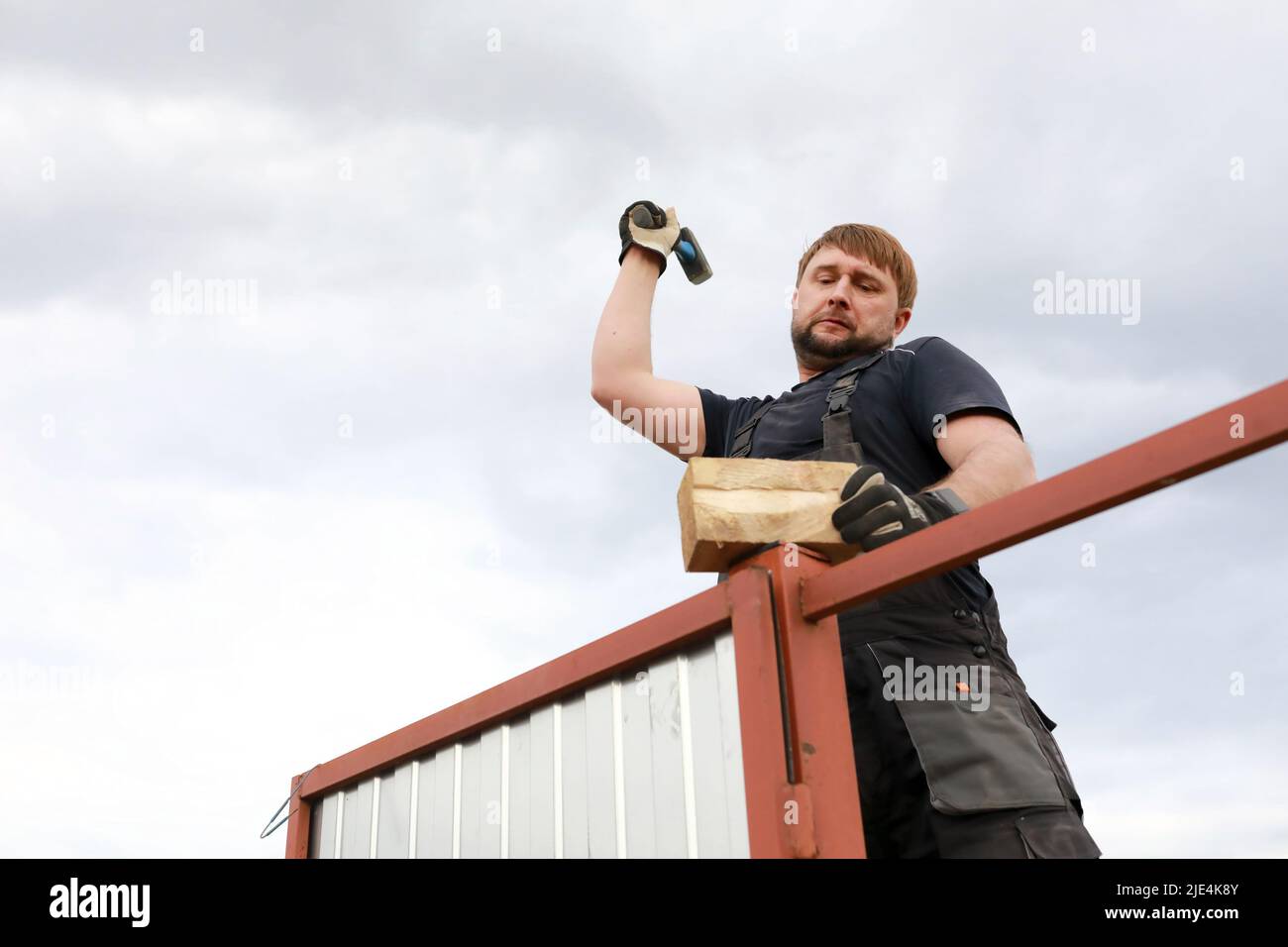 Fence post hammer hi-res stock photography and images - Alamy