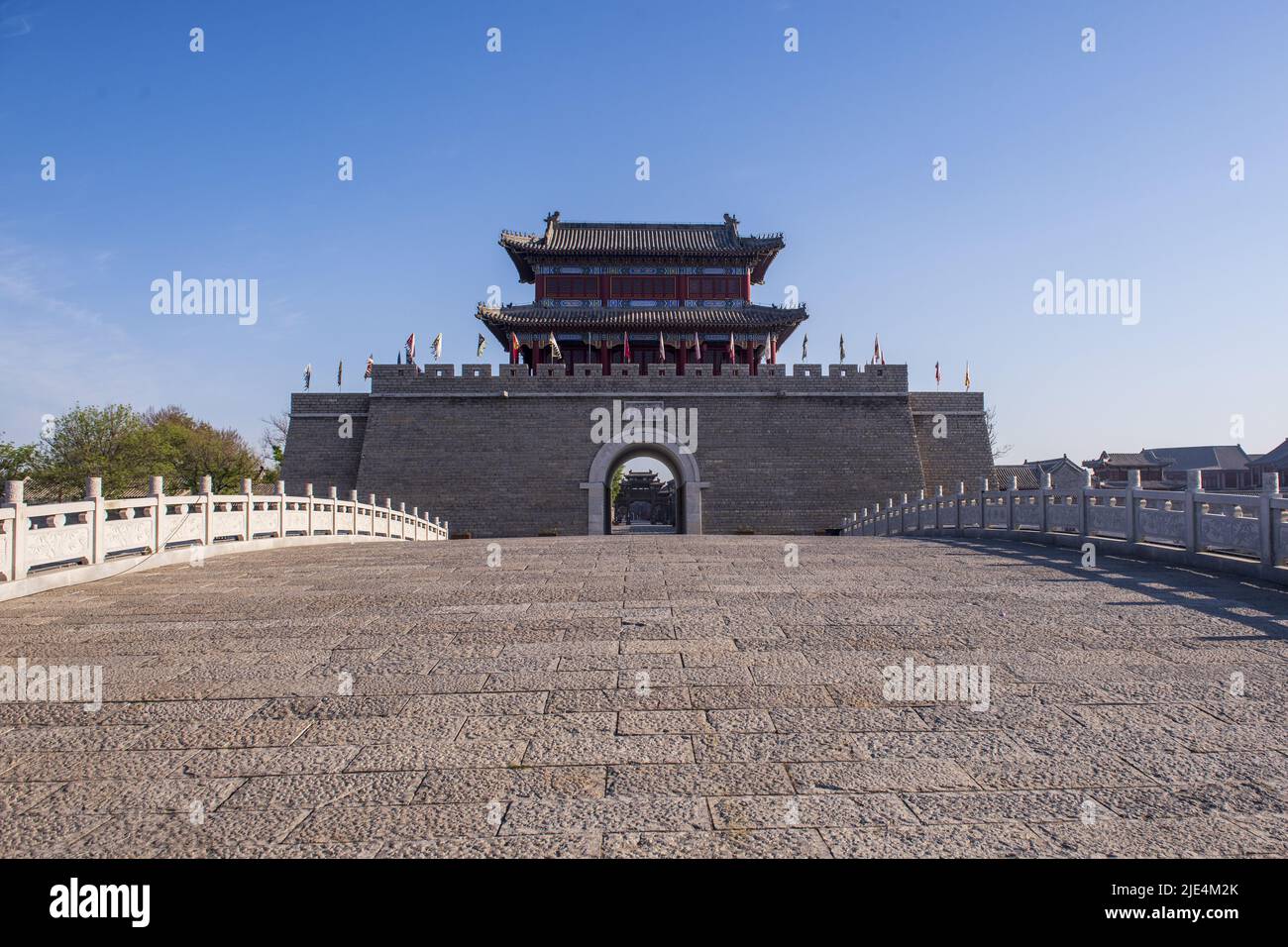 Binzhou Wushifen's former residence, with the setting sun, green trees ...